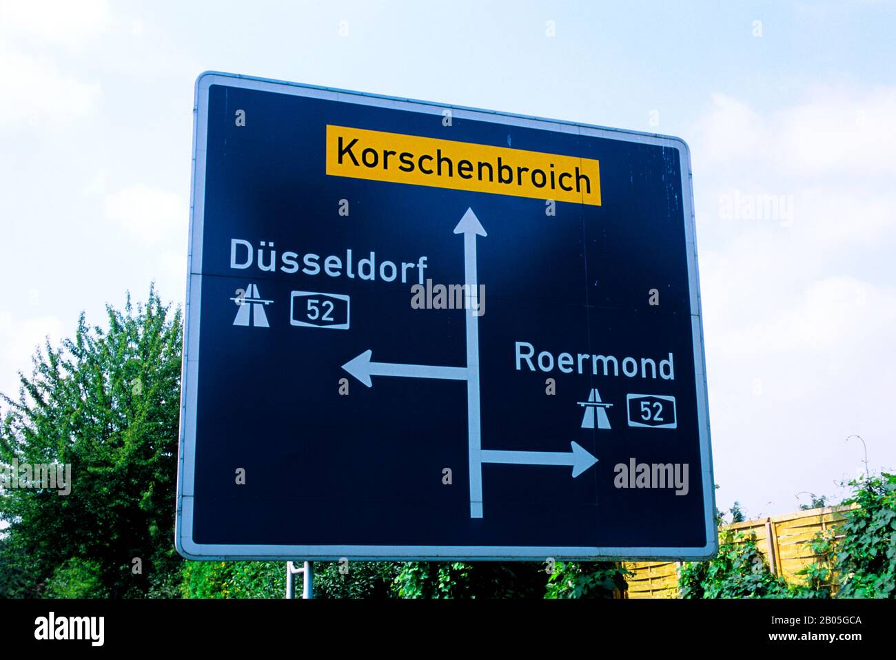 GERMANY, RHINELAND, SIGN FOR AUTOBAHN, BETWEEN DUSSELDORF AND ROERMOND ...