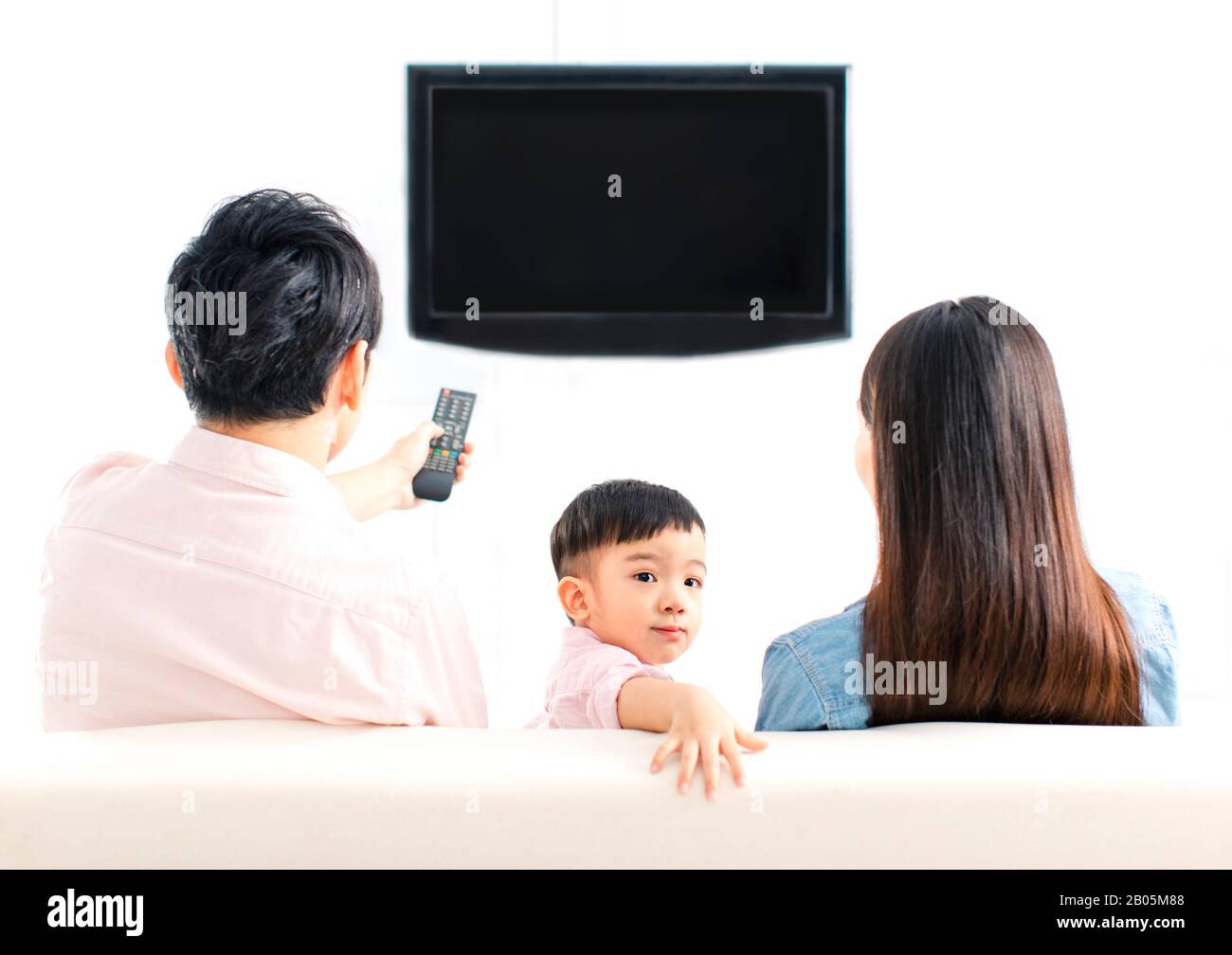 Family watching tv back view hi-res stock photography and images - Alamy