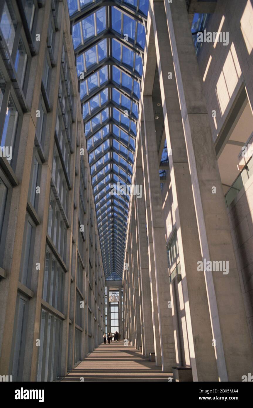 CANADA, OTTAWA, NATIONAL GALLERY OF CANADA, THE COLONNADE Stock Photo ...