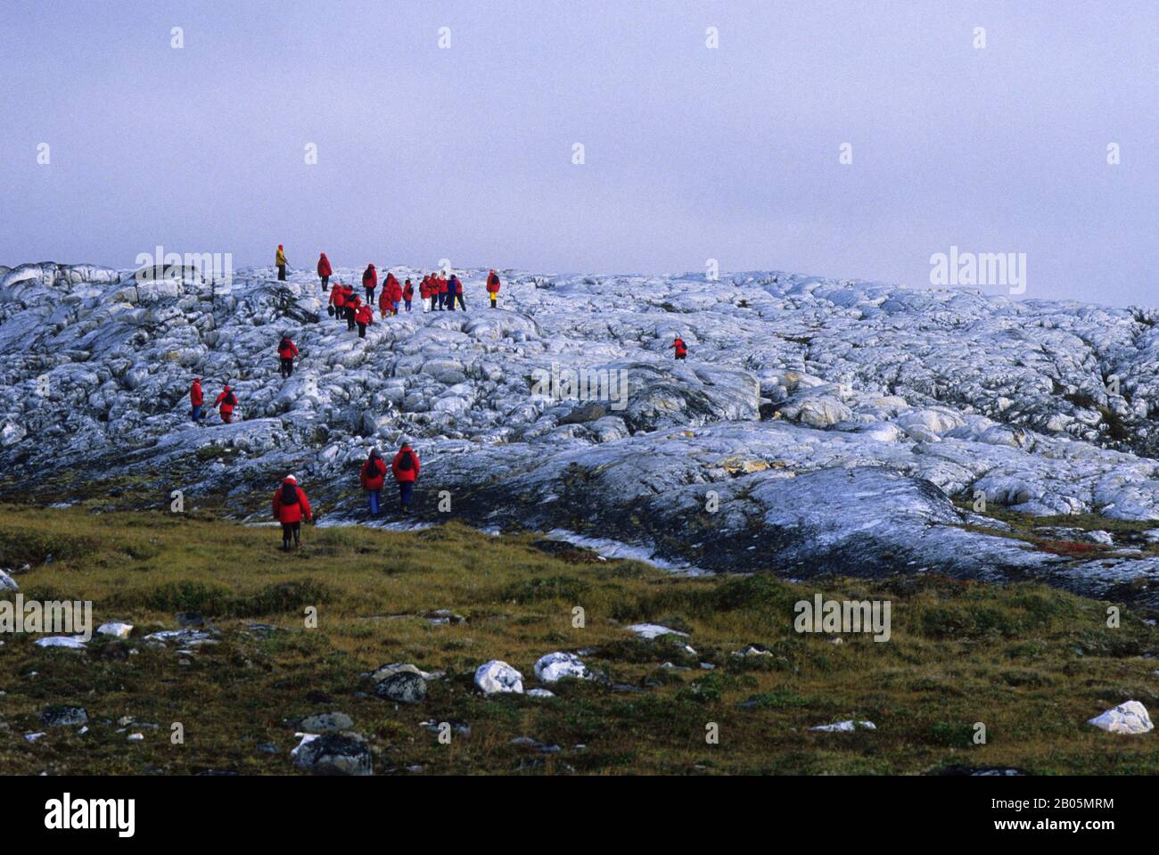 CANADA, NUNAVUT, HUDSON BAY, MARBLE ISLAND, LANDSCAPE WITH TOURISTS ...