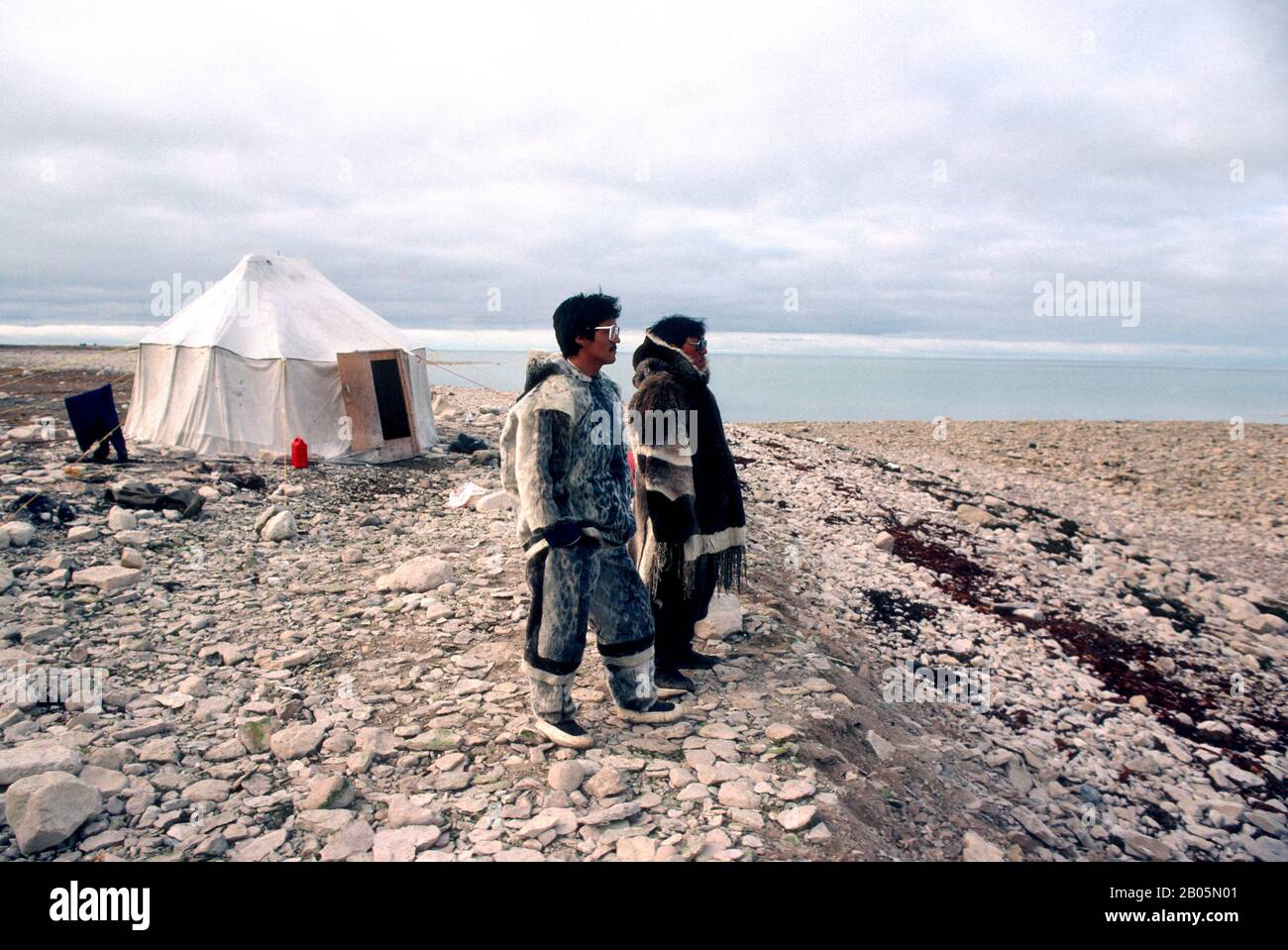 CANADA, NWT, HUDSON BAY, SOUTH HAMPTON ISLAND, NATIVE PT., INUITS AT ...