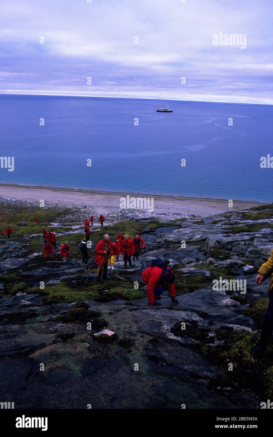 CANADA, NUNAVUT, HUDSON BAY, COATS ISLAND, CAPE PEMBROKE, TOURISTS ...