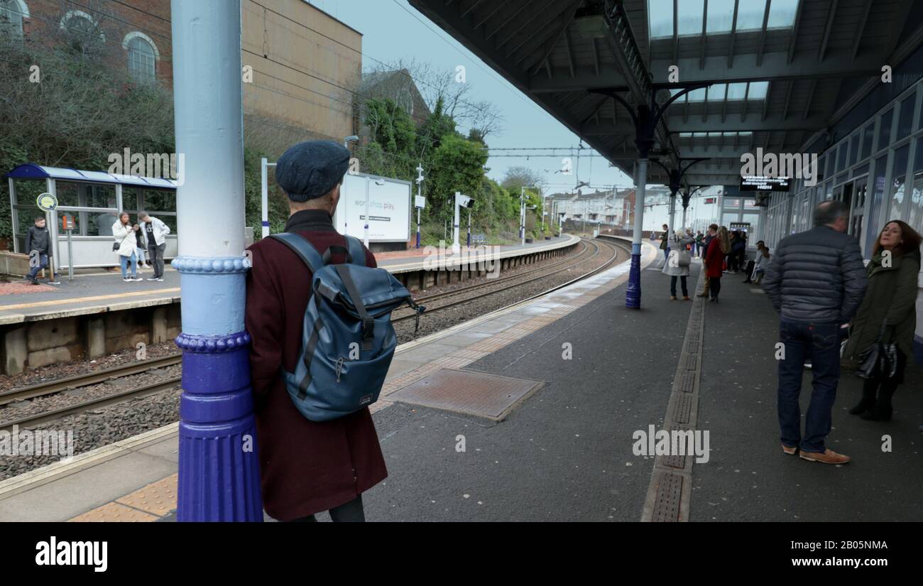 Coatbridge Sunnyside train station platform and passengers Stock Photo ...