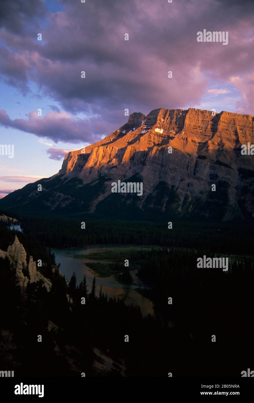 CANADA, ALBERTA, ROCKY MOUNTAINS, BANFF NATIONAL PARK, HOODOOS ROCK ...