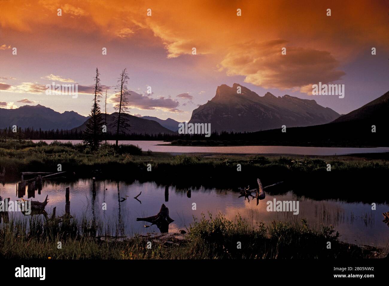 Sunrise vermilion lakes banff hi-res stock photography and images - Alamy