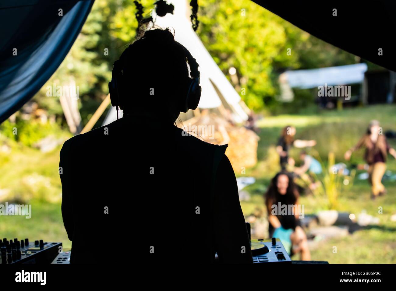 Band on stage rear view hi-res stock photography and images - Alamy
