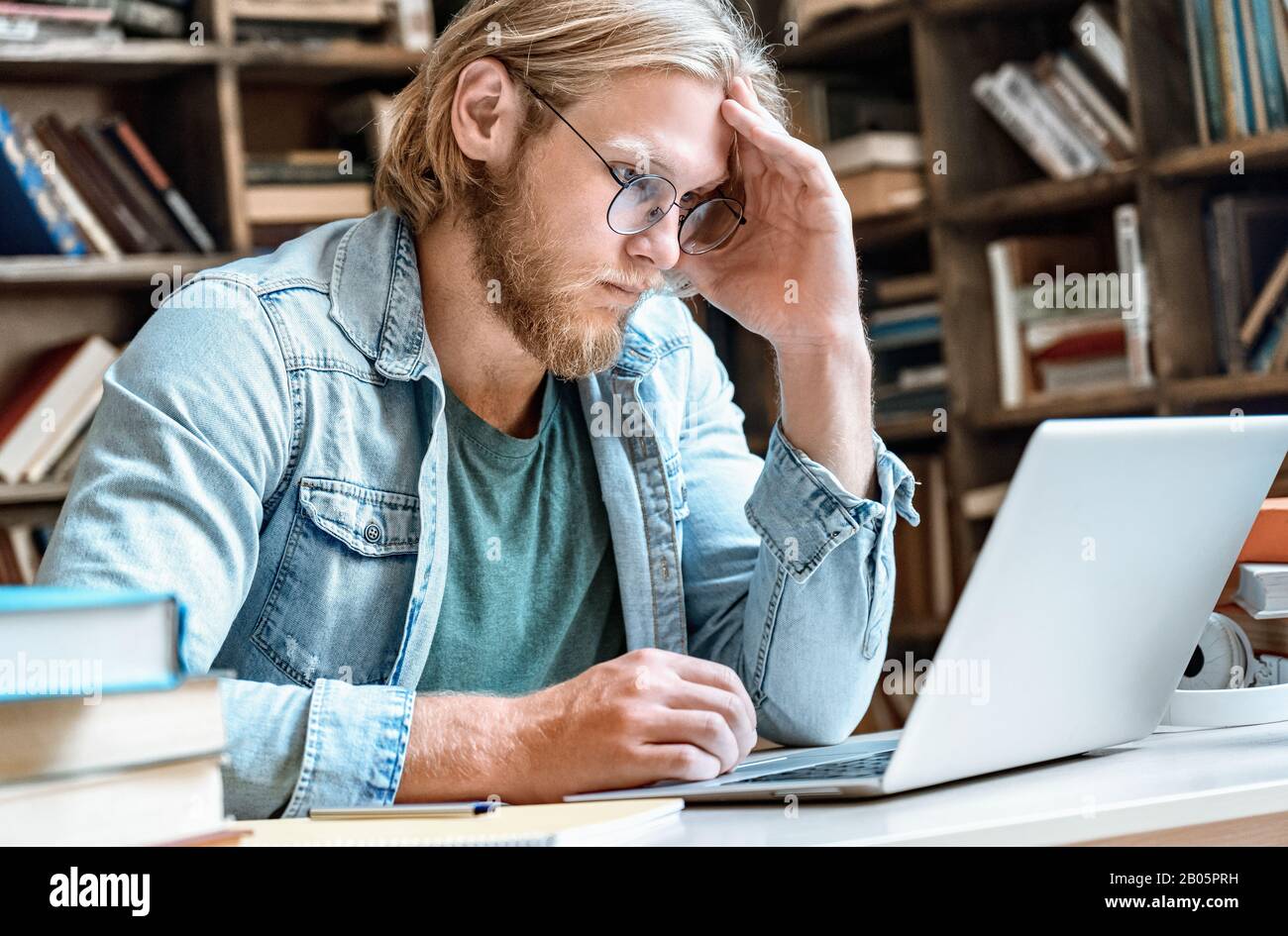 Male student laptop library hi-res stock photography and images - Alamy