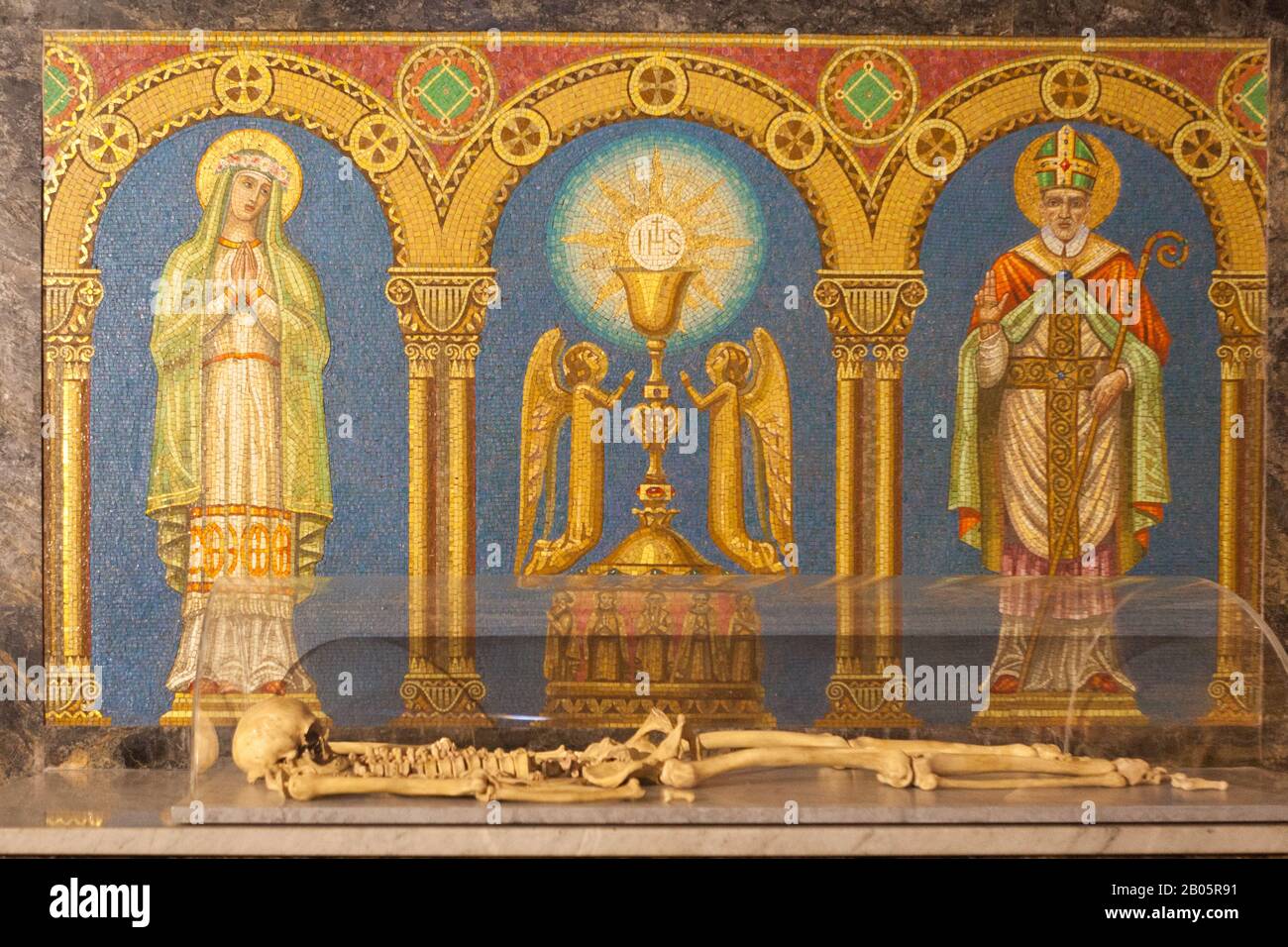 The bones of the Spanish conquistador Francisco Pizarro lie in a glass ...
