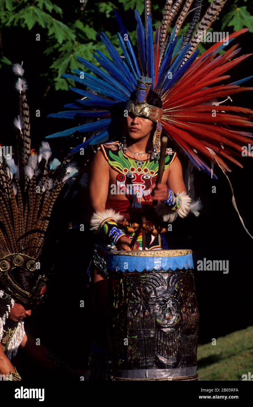 AZTEC TRADITIONAL DANCE PERFORMANCE, DRUMMER (MEXICO Stock Photo - Alamy