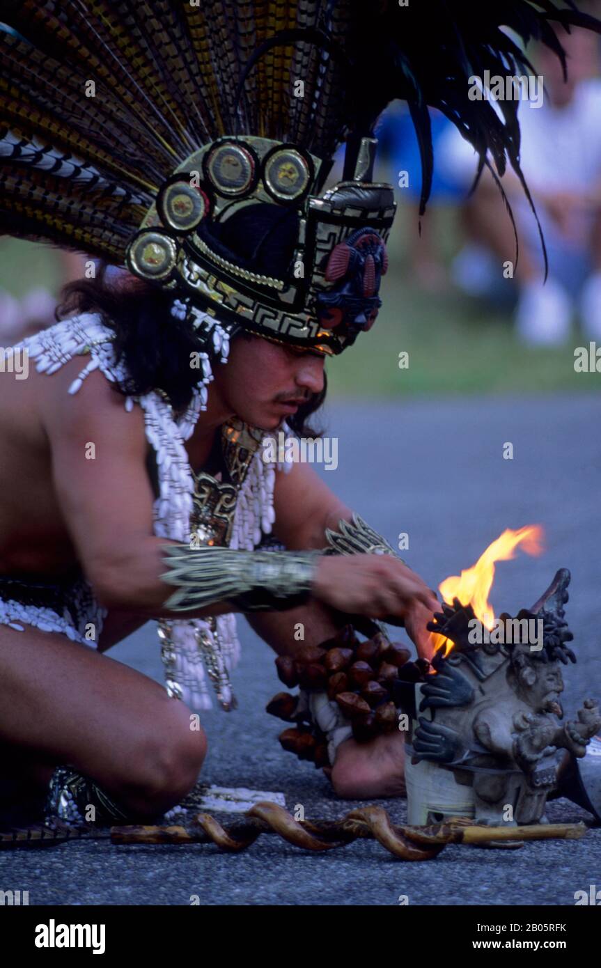 AZTEC TRADITIONAL DANCE PERFORMANCE, FIRE DANCE (MEXICO Stock Photo - Alamy
