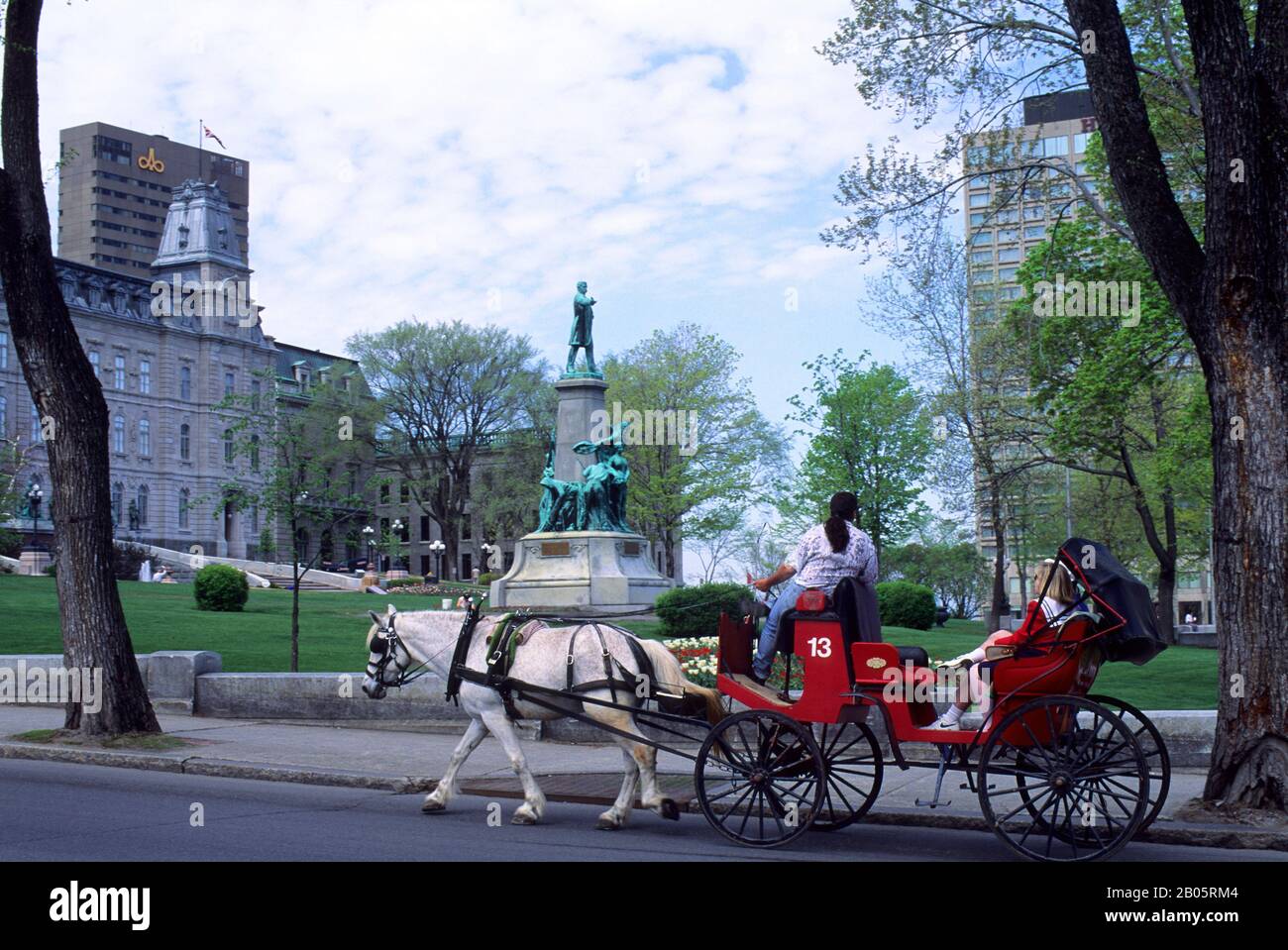 CANADA,QUEBEC,QUEBEC CITY, GRAND ALLEE, STREET SCENE WITH HORSE-DRAWN ...