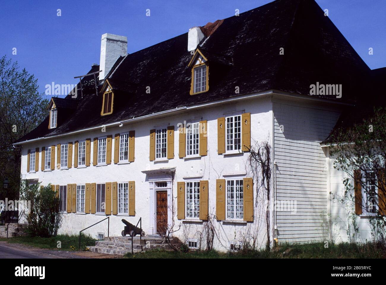 Quebec style house hi-res stock photography and images - Alamy