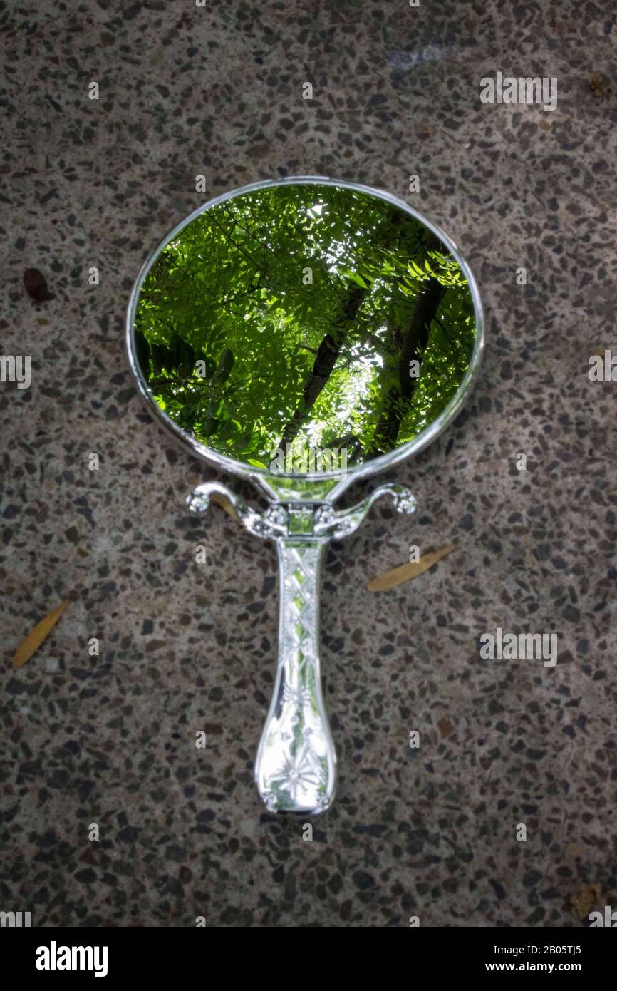 Reflective mirror art hi-res stock photography and images - Alamy