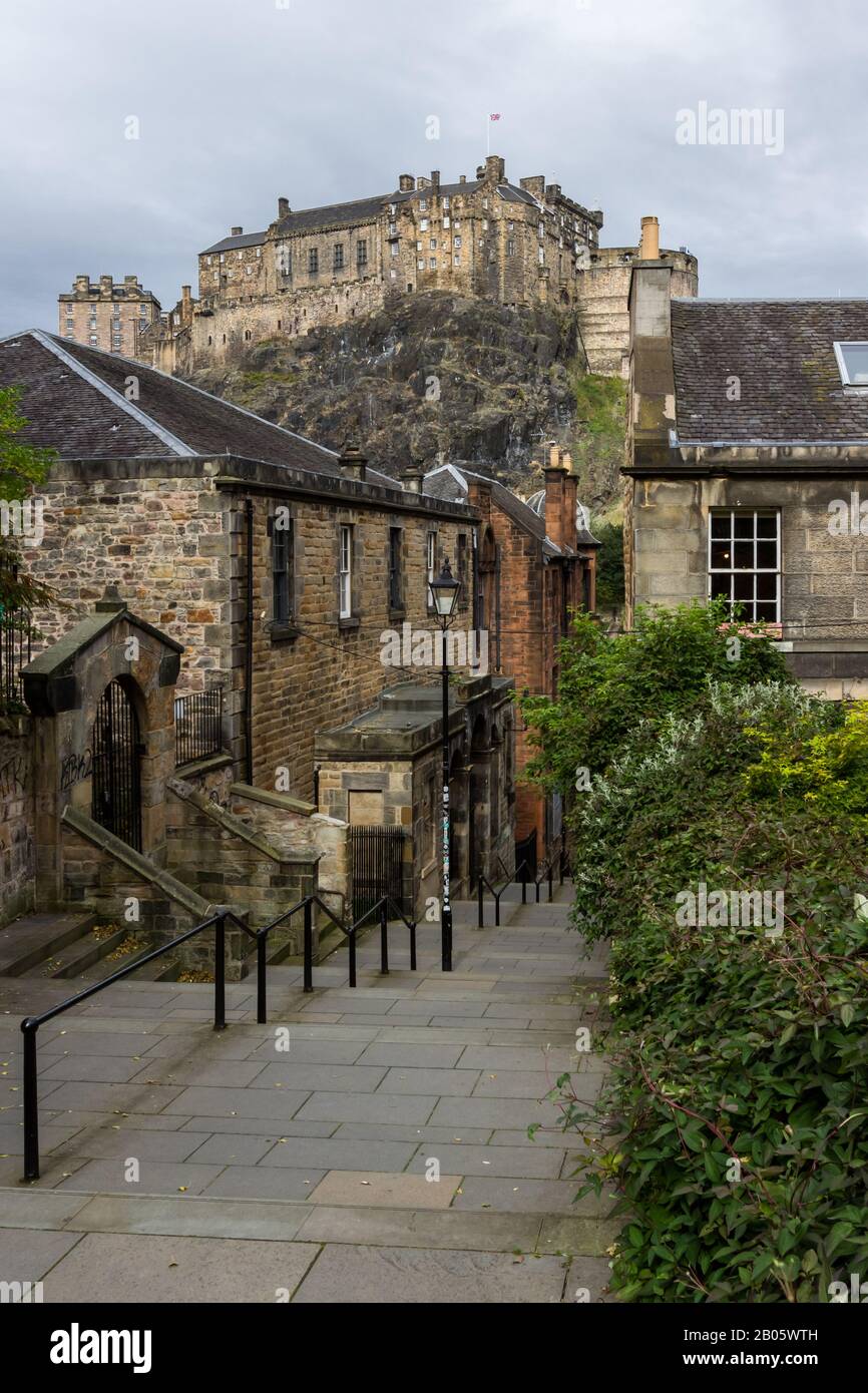 Edinburgh castle from the vennel viewpoint hi-res stock photography and ...