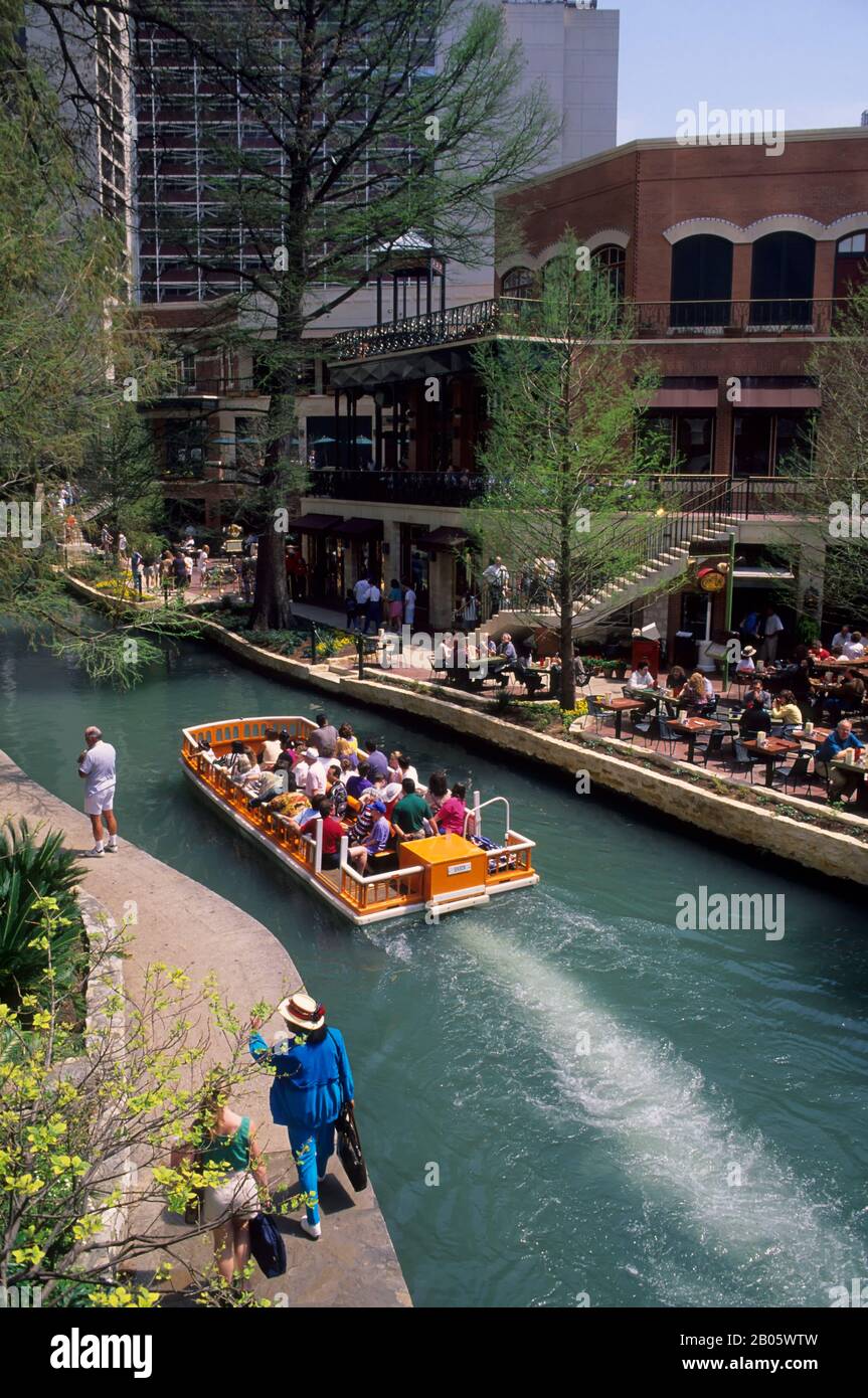 USA, TEXAS, SAN ANTONIO, RIVERWALK, OUTDOOR RESTAURANT, TOUR BOAT Stock ...