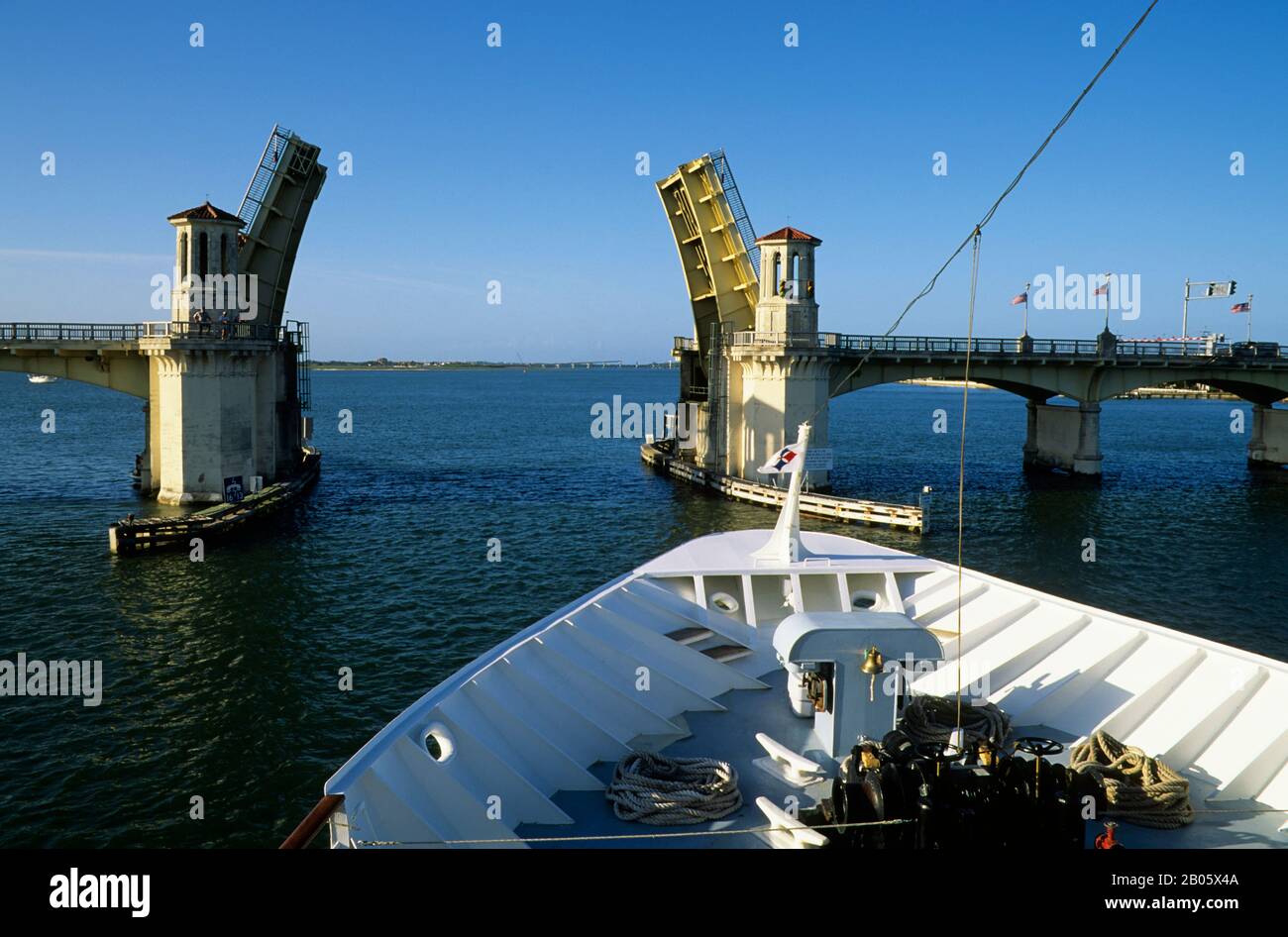 USA, FLORIDA, ST. AUGUSTINE, BRIDGE OF LIONS, CRUISE SHIP NANTUCKET ...