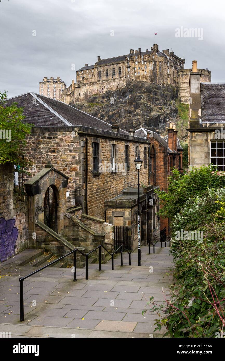 Edinburgh castle from the vennel viewpoint hi-res stock photography and ...