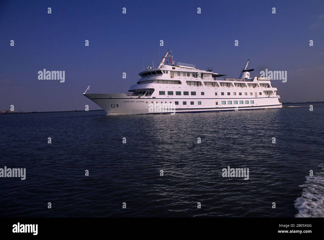 Rivers and cruise ships hi-res stock photography and images - Alamy