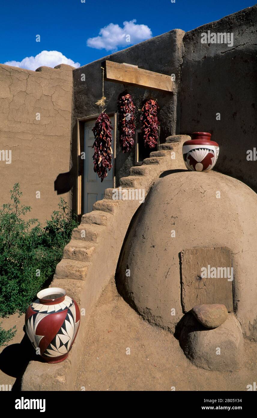 Adobe pots hi-res stock photography and images - Alamy