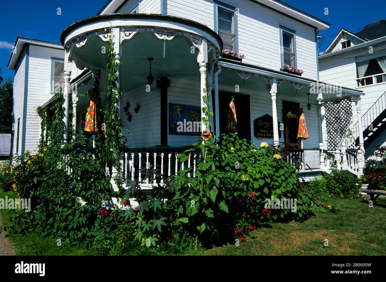 CANADA, QUEBEC, MONTEBELLO, LOCAL HOUSE, PORCH Stock Photo - Alamy
