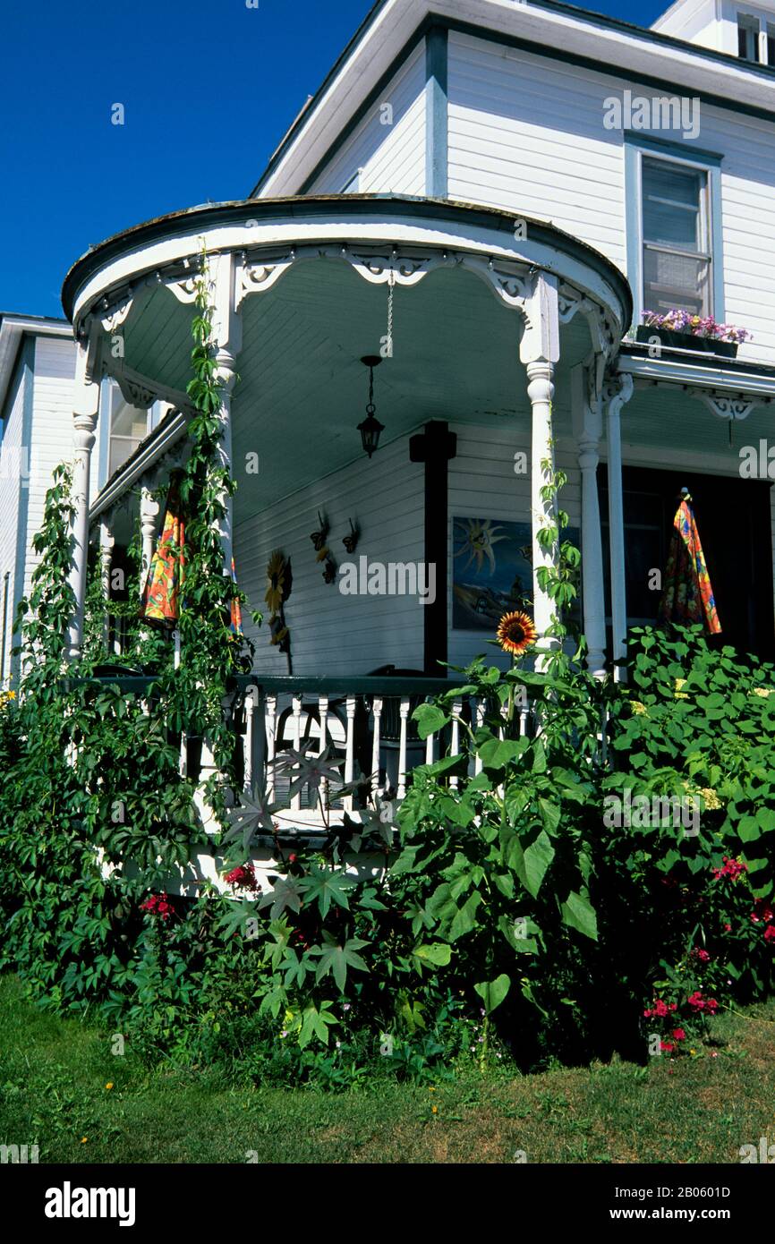 CANADA, QUEBEC, MONTEBELLO, LOCAL HOUSE, PORCH Stock Photo - Alamy