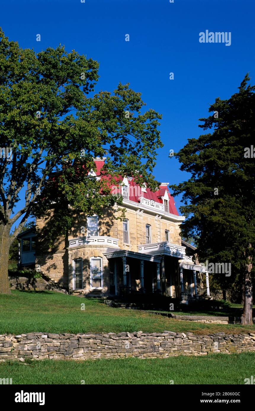 USA, KANSAS, FLINT HILLS, NEAR STRONG CITY, Z-BAR RANCH, FARMHOUSE ...