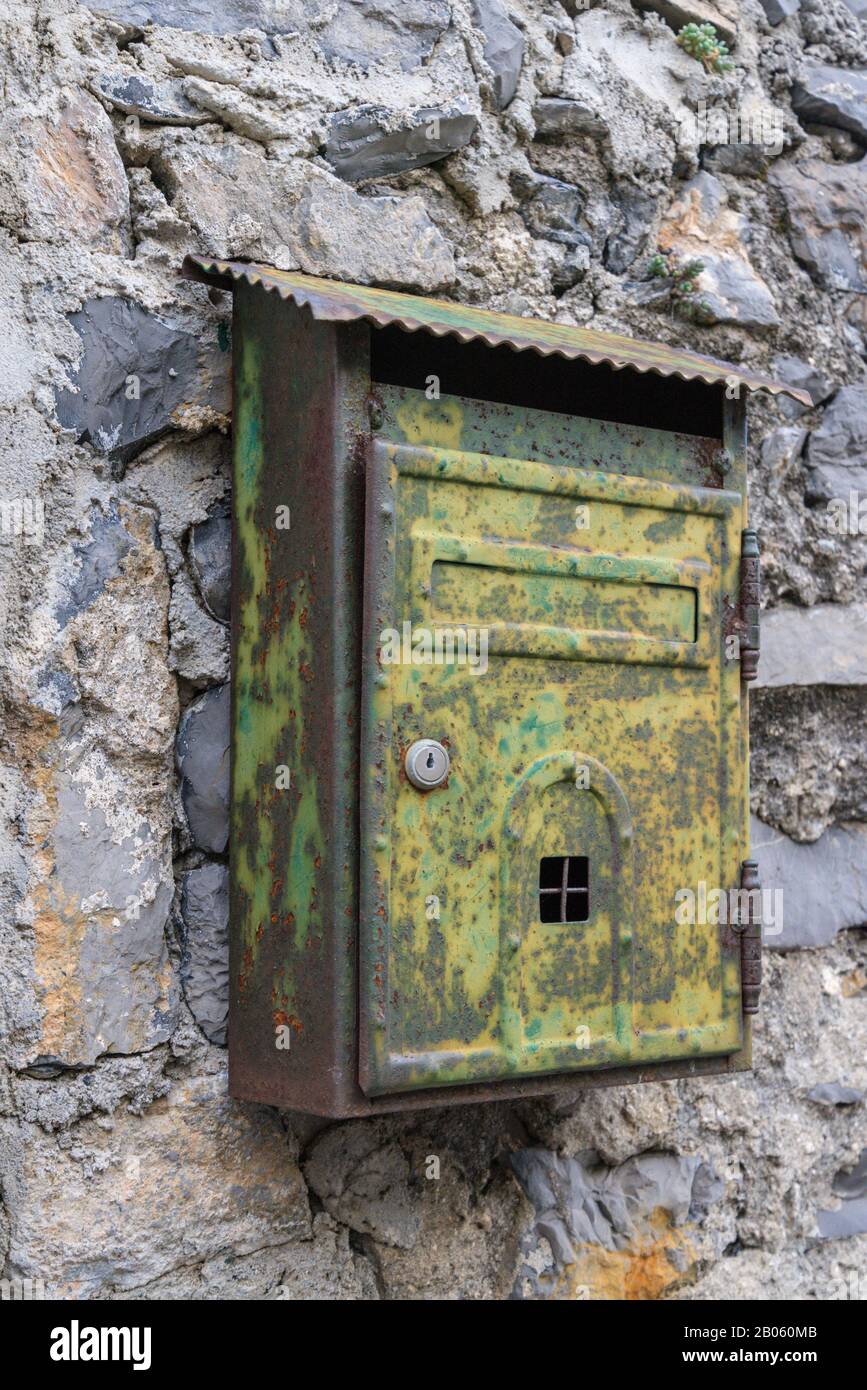 Old fashioned letterbox hi-res stock photography and images - Alamy