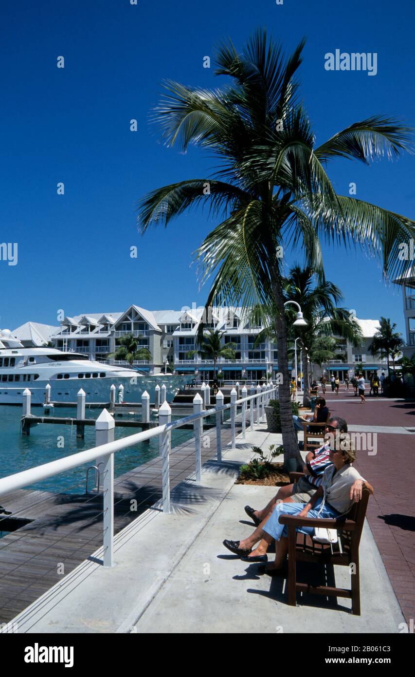 Waterfront promenade marina city hi-res stock photography and images ...