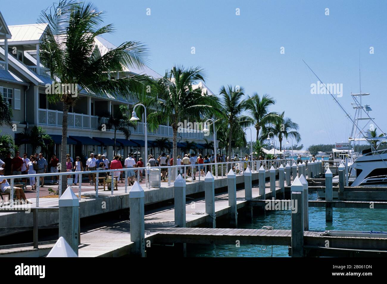 Waterfront promenade marina city hi-res stock photography and images ...