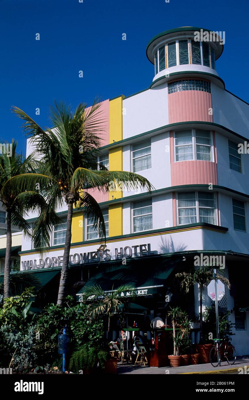 USA, FLORIDA, MIAMI BEACH, ART DECO DISTRICT, OCEAN DRIVE, STREET SCENE ...