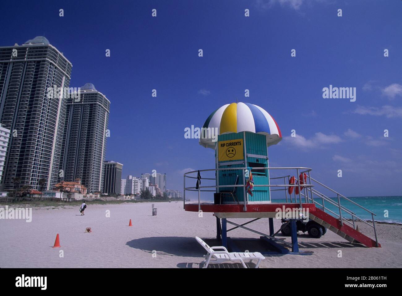 USA, FLORIDA, MIAMI BEACH, BEACH SCENE WITH LIFEGUARD HOUSE Stock Photo ...