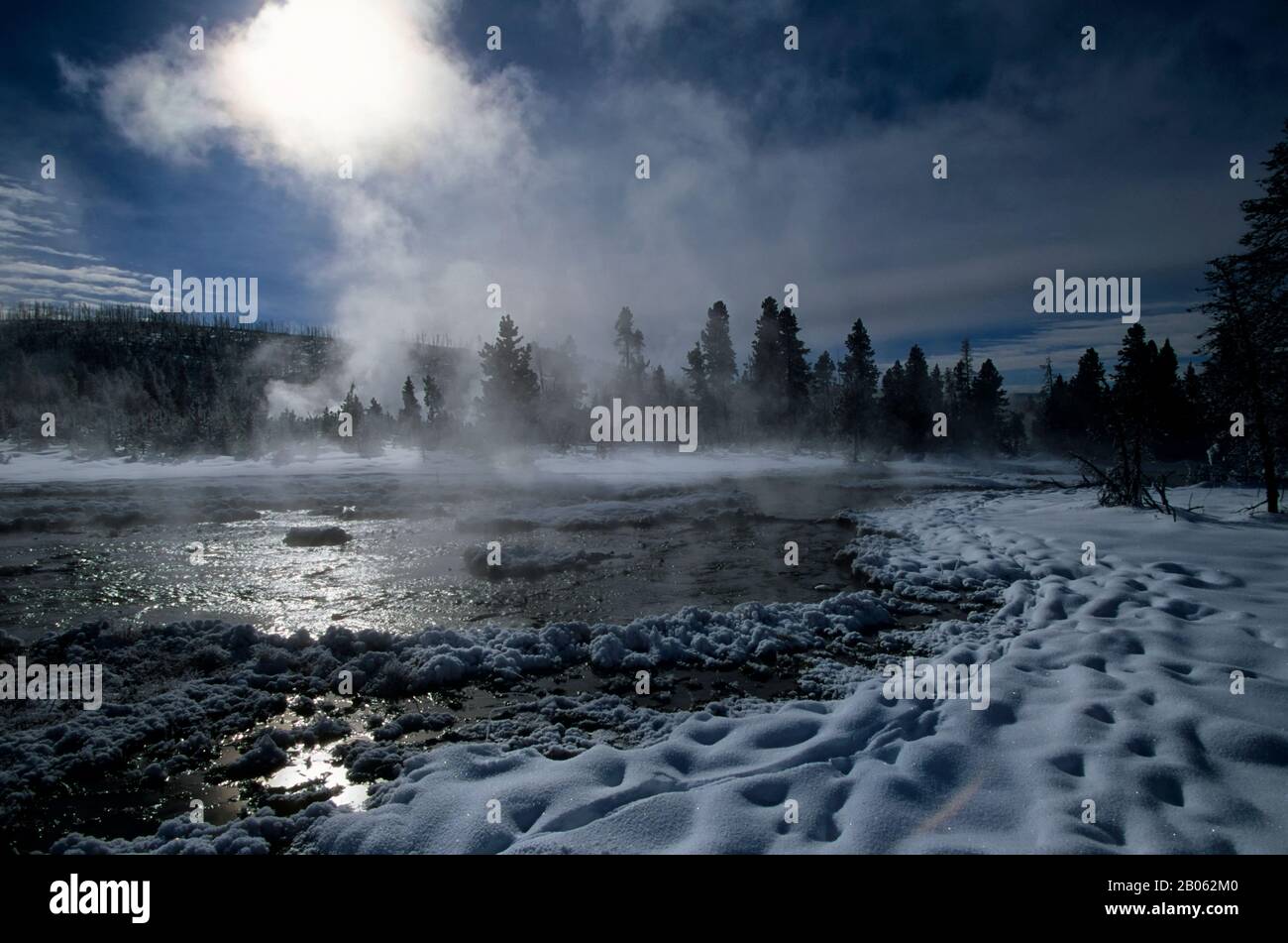 USA, WYOMING, YELLOWSTONE NATIONAL PARK, HOT SPRINGS, WINTER SCENE ...