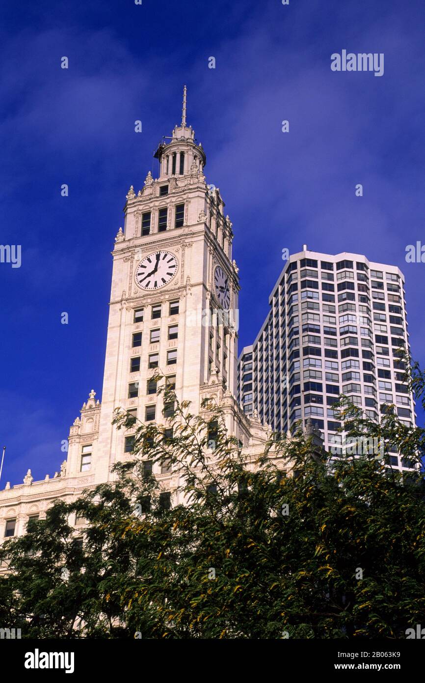 USA, ILLINOIS, CHICAGO, DOWNTOWN, MICHIGAN AVENUE, MIRACLE MILE ...