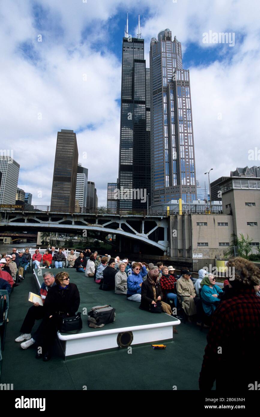 USA, ILLINOIS, CHICAGO, DOWNTOWN, CHICAGO RIVER, TOURISTS ON TOUR BOAT ...