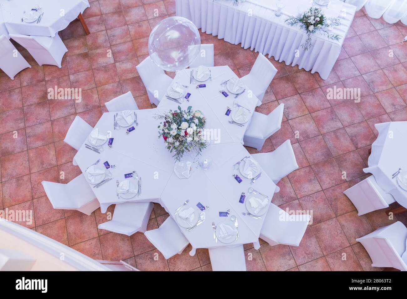 Elegant wedding guest table hi-res stock photography and images - Alamy