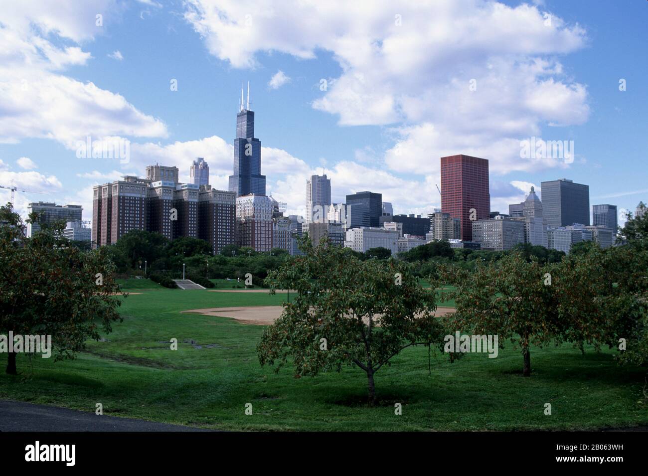 USA, ILLINOIS, CHICAGO, GRANT PARK, CHICAGO SKYLINE Stock Photo - Alamy