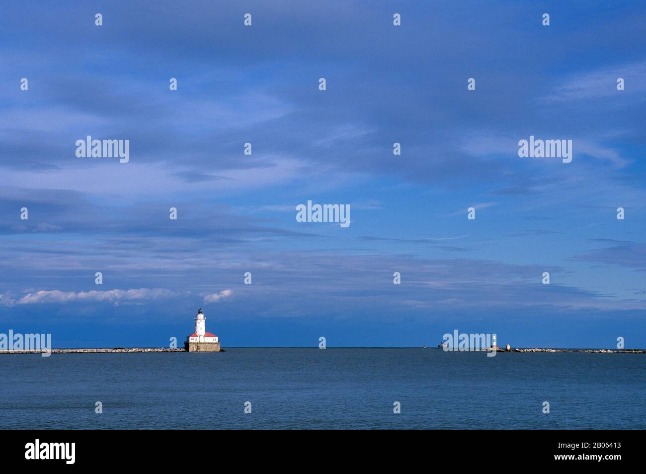 USA, ILLINOIS, CHICAGO, LAKE MICHIGAN, VIEW OF LIGHTHOUSE AT HARBOR ...
