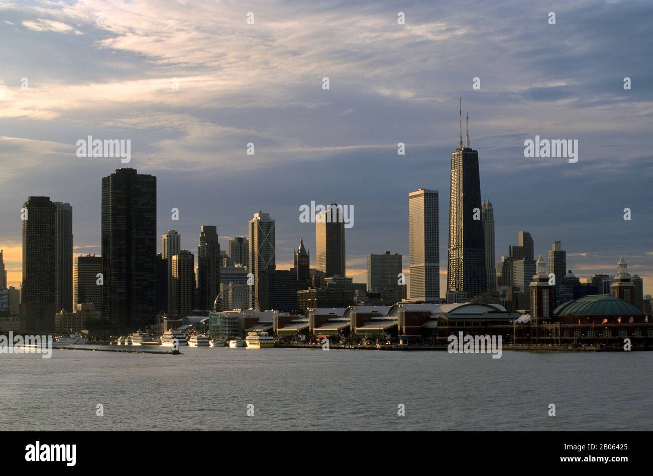 USA, ILLINOIS, CHICAGO, LAKE MICHIGAN, VIEW OF NAVY PIER AND SKYLINE ...