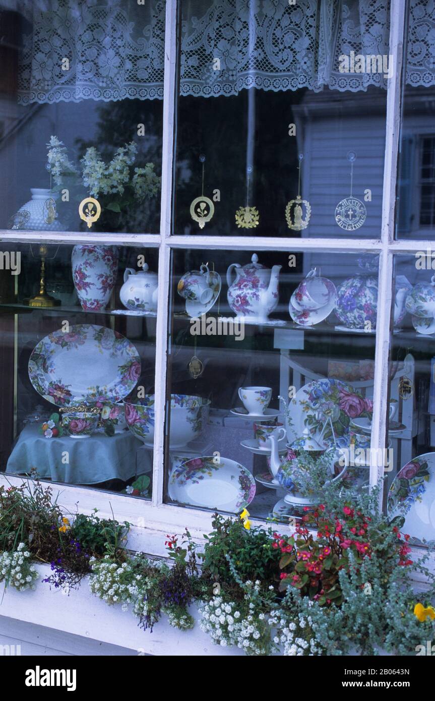 USA, MICHIGAN, LAKE HURON MACKINAC ISLAND, VILLAGE, PORCELAIN SHOP ...