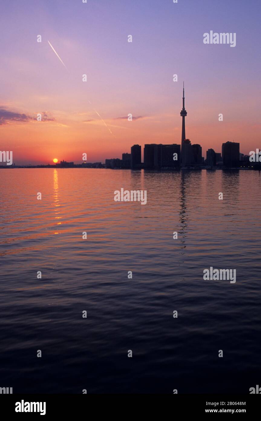 CANADA, ONTARIO, TORONTO, SUNSET, LAKE ONTARIO, CITY SKYLINE Stock ...