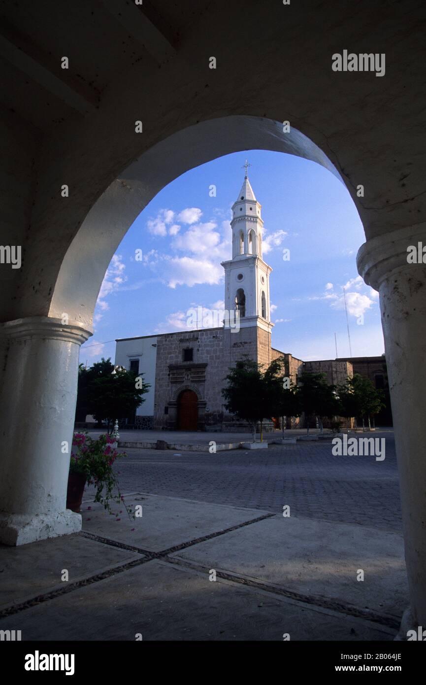 MEXICO, SINALOA, EL FUERTE, TOWN SQUARE, CATHOLIC CHURCH, ARCH Stock ...