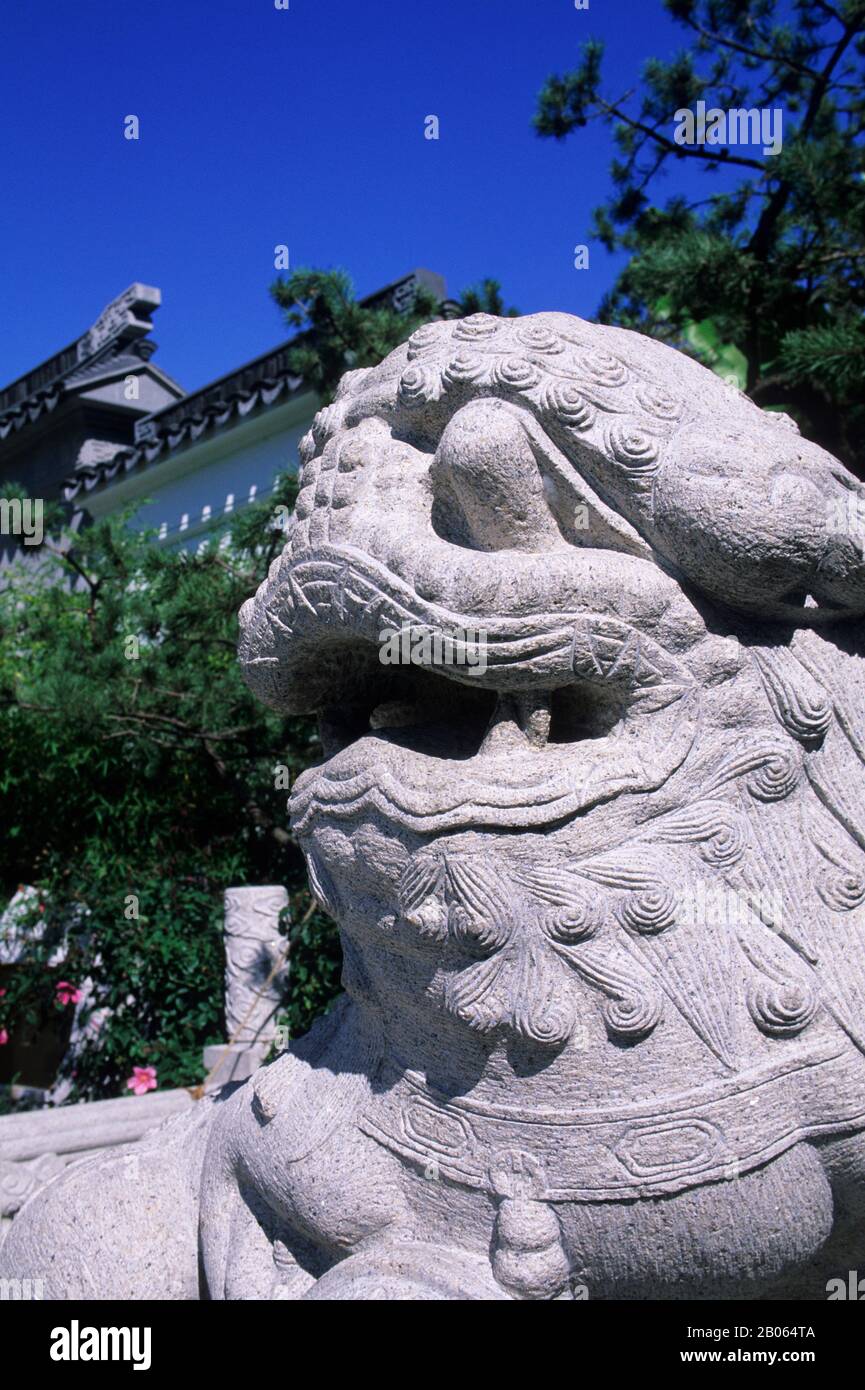 USA, OREGON, PORTLAND, CHINATOWN, CLASSICAL CHINESE GARDEN, LION STATUE ...