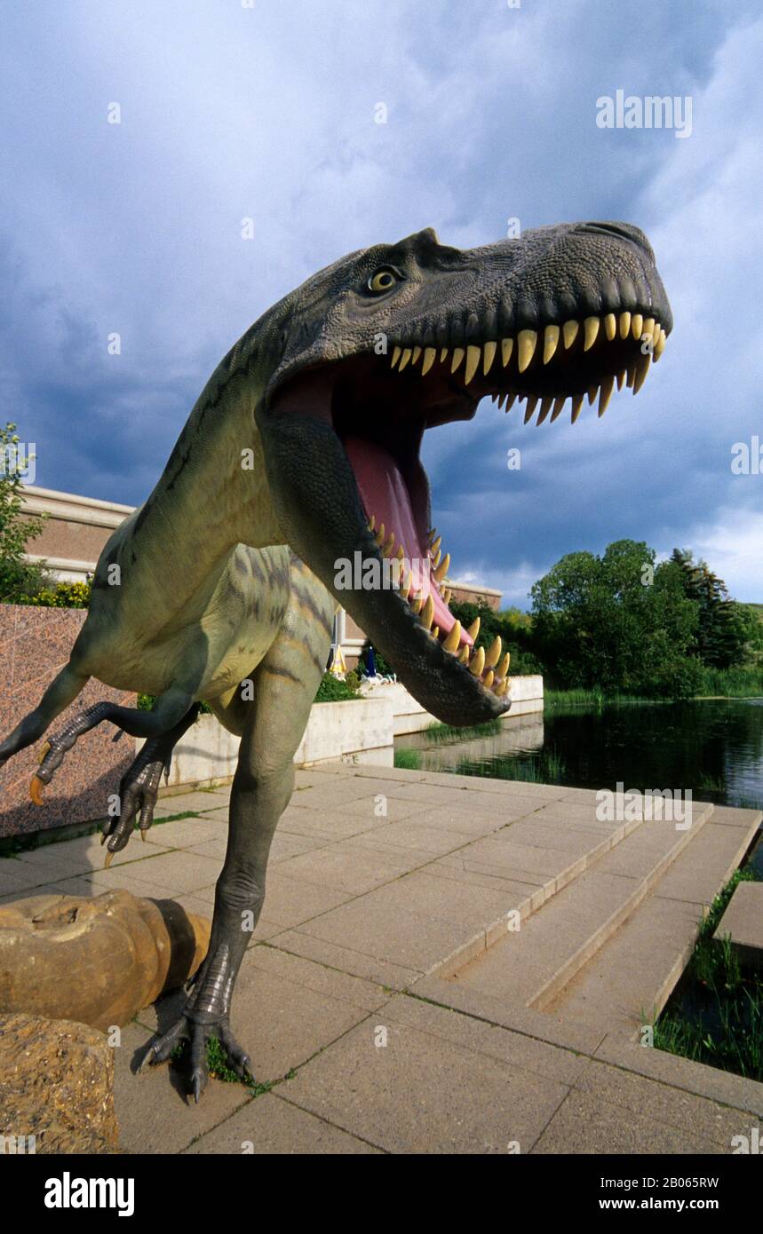 CANADA, ALBERTA, DRUMHELLER, ROYAL TYRRELL MUSEUM, DINOSAUR STATUE ...