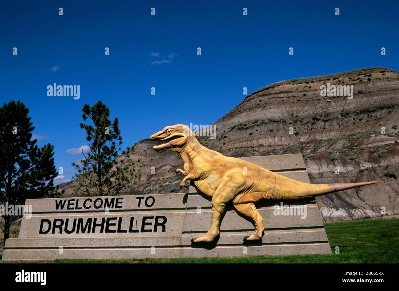 CANADA, ALBERTA, DRUMHELLER, WELCOME SIGN, DINOSAUR STATUE Stock Photo ...