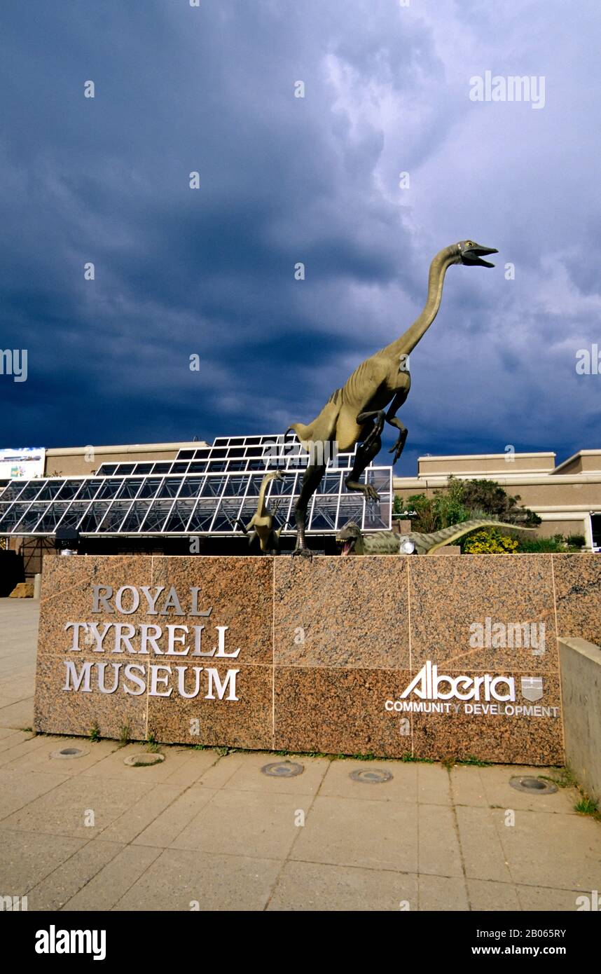 CANADA, ALBERTA, DRUMHELLER, ROYAL TYRRELL MUSEUM, DINOSAUR STATUE ...