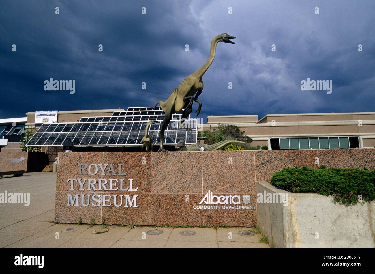 CANADA, ALBERTA, DRUMHELLER, ROYAL TYRRELL MUSEUM, DINOSAUR STATUE ...