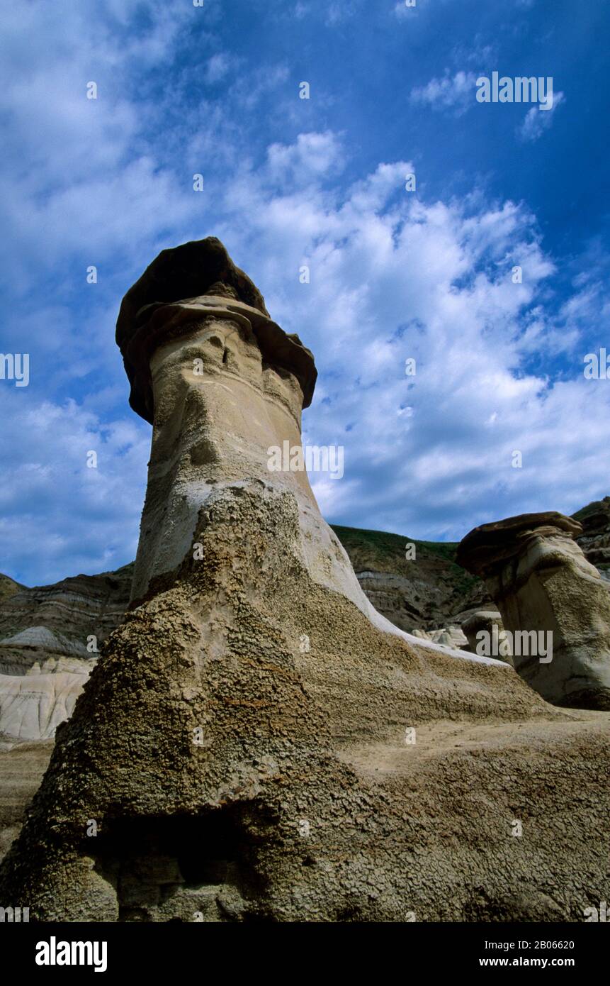 CANADA, ALBERTA, NEAR DRUMHELLER, CANADIAN BADLANDS, HOODOOS (SANDSTONE ...