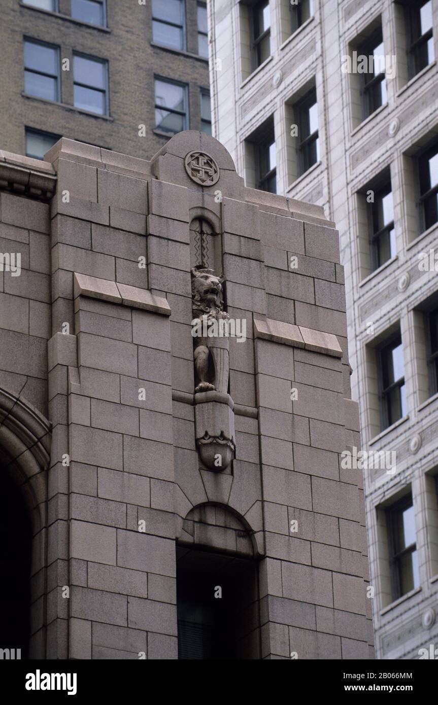 USA, MICHIGAN, DETROIT, DOWNTOWN, BUHL BUILDING, DETAIL, LION STATUE ...