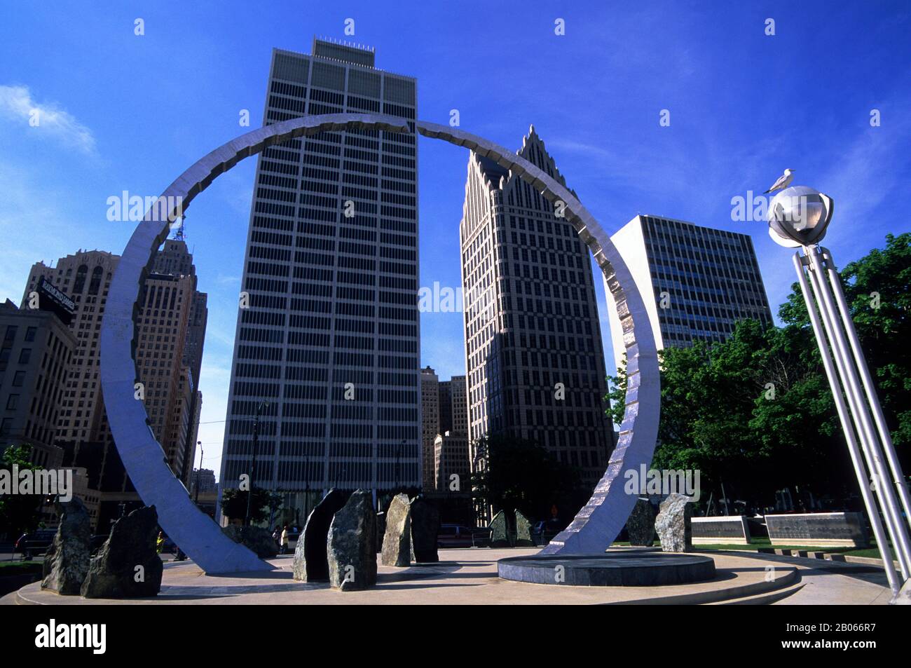 USA, MICHIGAN, DETROIT, RIVERFRONT, HART PLAZA, TRANSCENDING, SCULPTURE ...