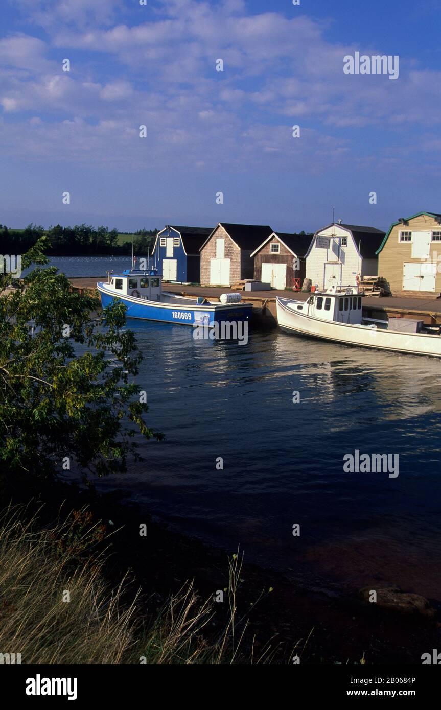 Small harbor boat hi-res stock photography and images - Alamy